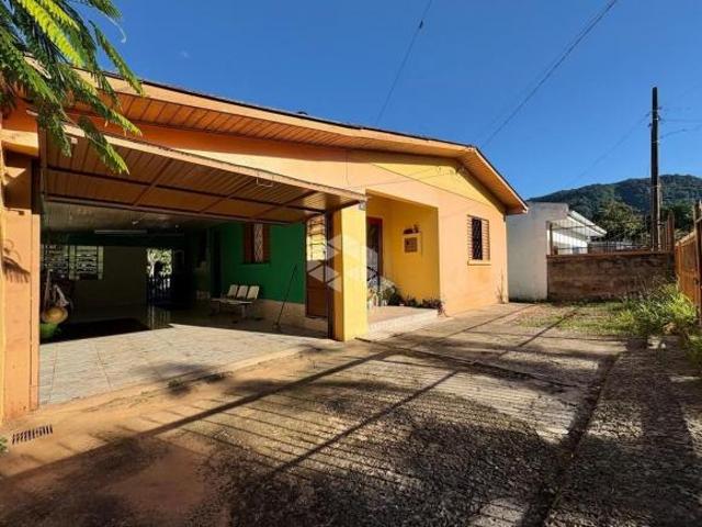 CASA AMPLA COM 2 DORMITÓRIOS E PÁTIO