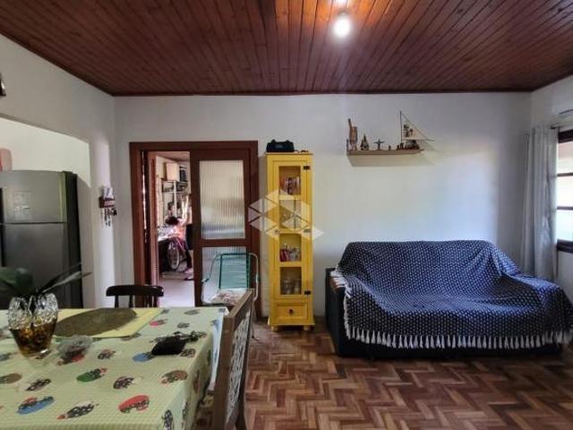 Casa ampla com 2 dormitórios e várias árvores frutíferas