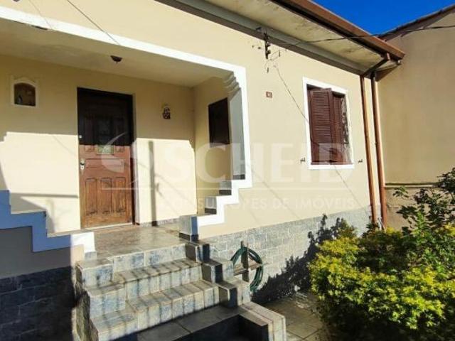 Casa ampla com 300m² de terreno e construção 128m², 3 dormitórios e edícula