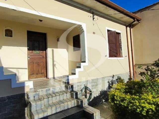 Casa ampla com 300m² de terreno e construção 128m², 3 dormitórios e edícula