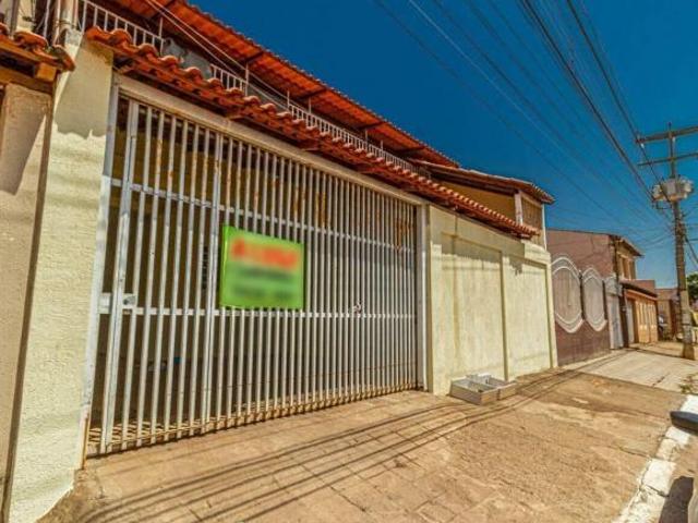 Casa Ampla com 3 Moradias e Garagem para 5 Carros à Venda na QNM 40 – Ceilândia, DF