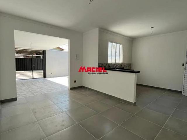 Casa ampla com 3 dormitórios nunca habitada no Jardim Mariana I