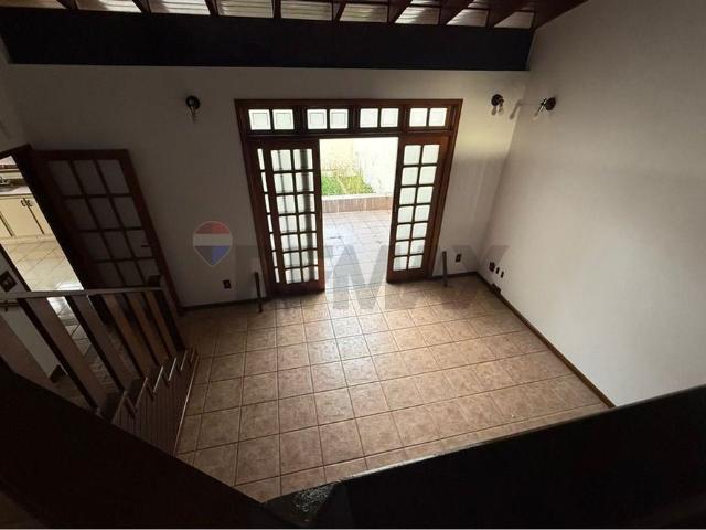 Casa ampla com 3 dormitórios e edícula