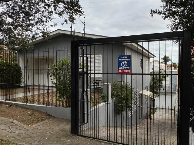Casa Ampla com 3 Dormitórios e Espaço Gourmet na Tristeza