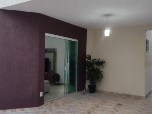 Casa Ampla com 3 Dormitórios e Excelente Área Externa