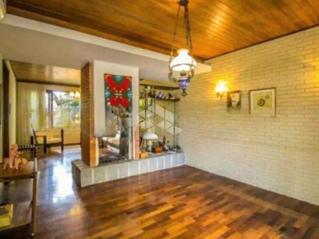 Casa Ampla, com 3 dormitórios e piscina no Bairro Três Figueiras, Porto Alegre