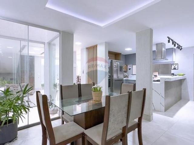 CASA AMPLA COM 3 PAV. 3 SUÍTES E ESPAÇO GOUMERTT, 300 m² EM PLANALTINA DF