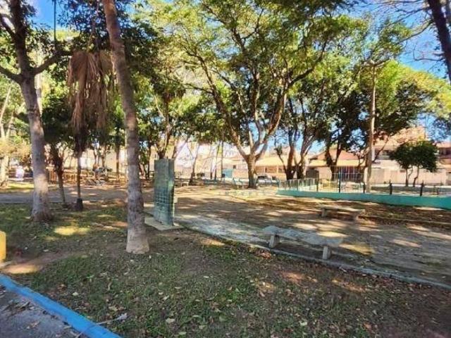 Casa Ampla com 3 Pavimentos à Venda no Jardim Ismênia!
