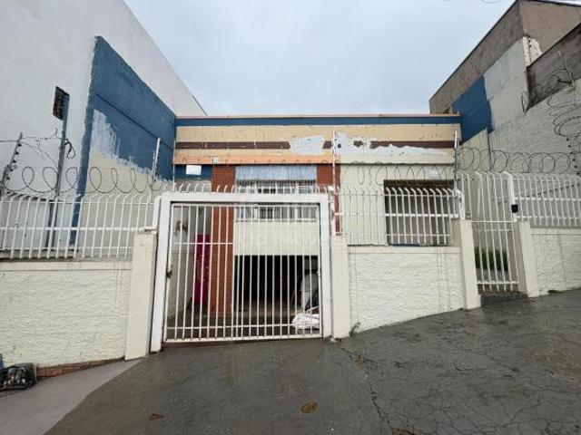 Casa ampla com 3 quartos, sendo 1 suíte no Bairro Araés – ideal para uso comercial