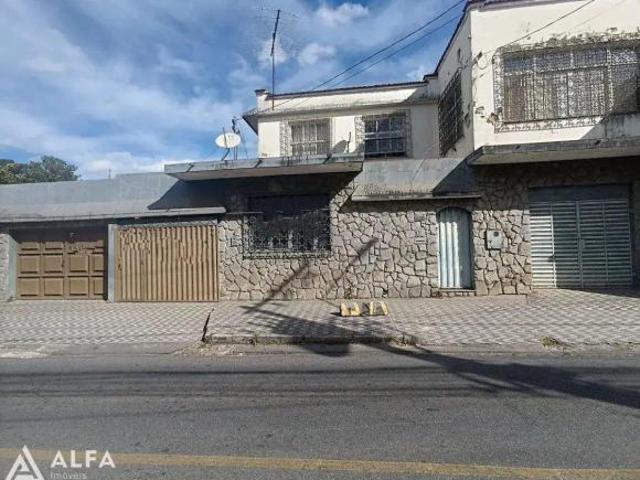 Casa ampla com 3 quartos, suíte com banheira e terraço no Centro – 2 vagas de garagem