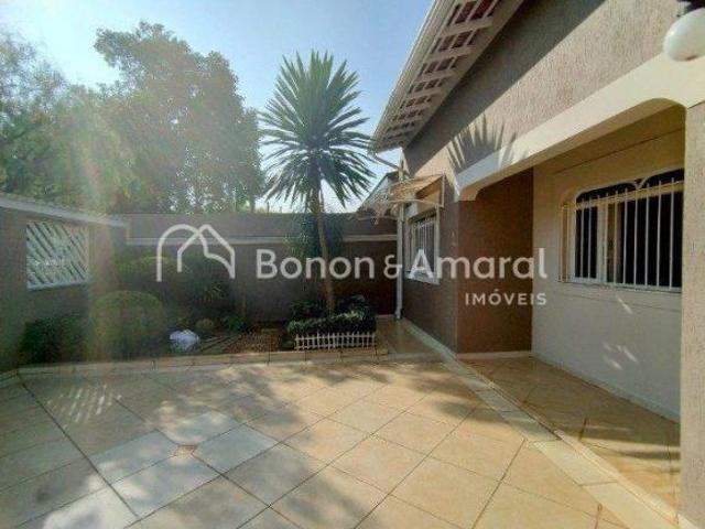 Casa Ampla com 3 Suites, Piscina e Localização Privilegiada