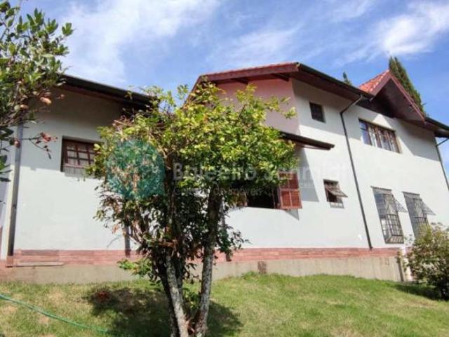 Casa ampla com vista em Santo Antônio do Pinhal no centro
