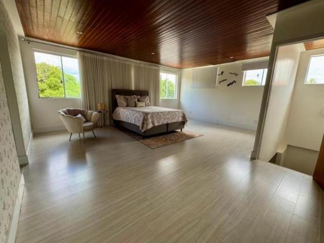 Casa ampla com acabamento moderno e excelente localização