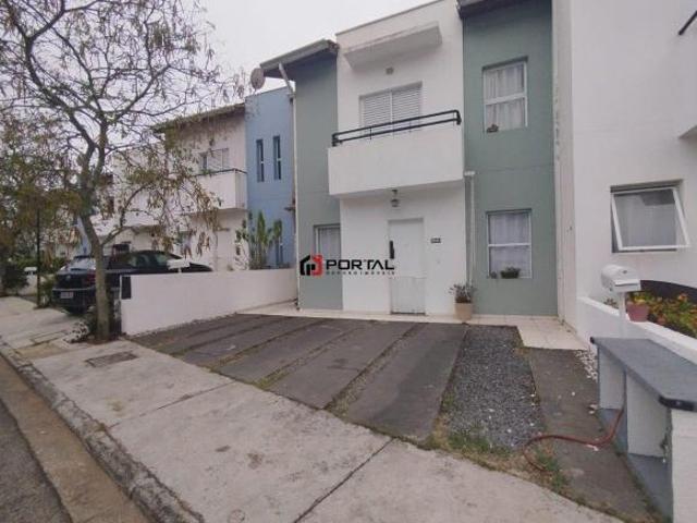 Casa Ampla com Corredor Lateral Exclusivo 153m² | 3 Quartos | 3 Vagas Condomínio Fechado