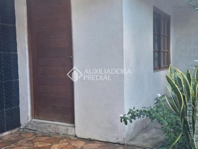 Casa Ampla com Duas Moradias, Pátio Espaçoso e Potencial Comercial