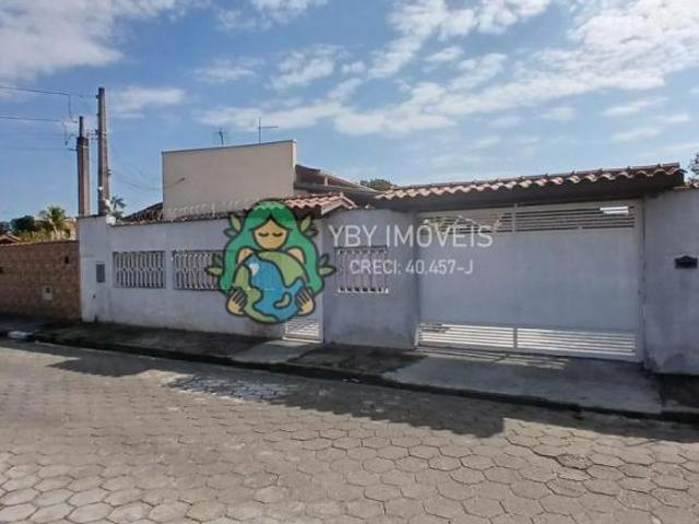 Casa ampla com edícula, piscina e excelente localização a 500 metros da praia do Porto Novo