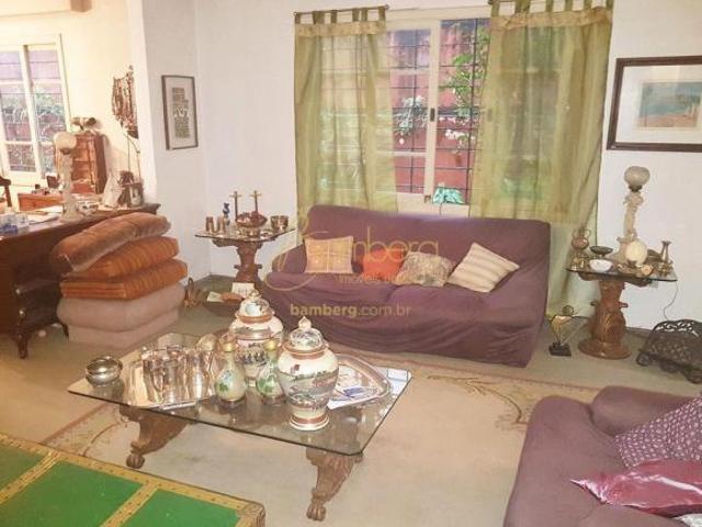 Casa ampla com edícula, 300 m² de terreno, 210 de área útil, 4 vagas de garagem