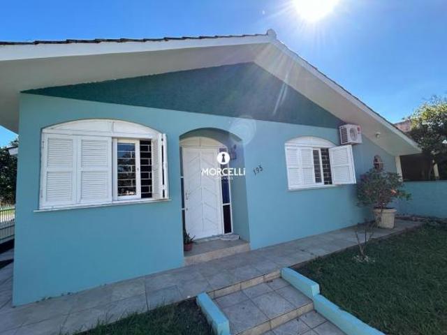 Casa ampla com excelente localização no bairro Camobi