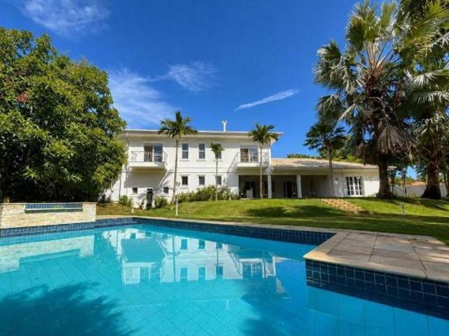 Casa ampla com grande área verde, 4 suítes sendo 1 suíte master e piscina no bairro Gramado!