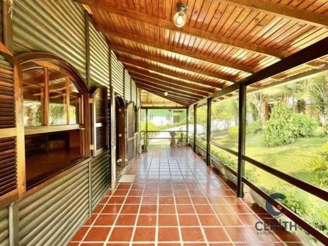 Casa Ampla com Jardim, 4 Dormitórios, Salão Multiuso e Edícula Completa