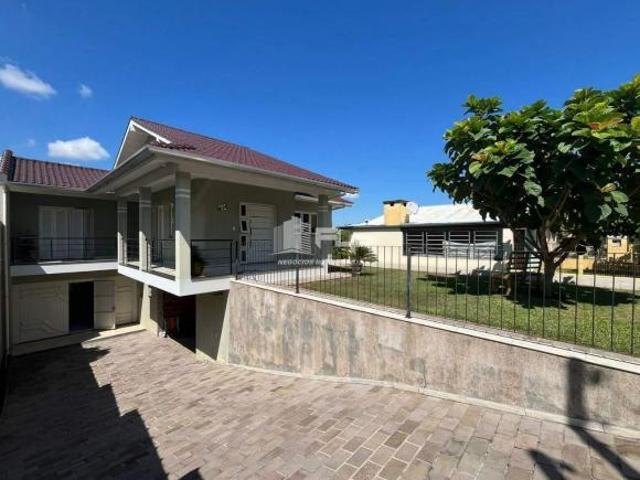 CASA AMPLA COM PÁTIO CERCADO NO BAIRRO VILA RICA