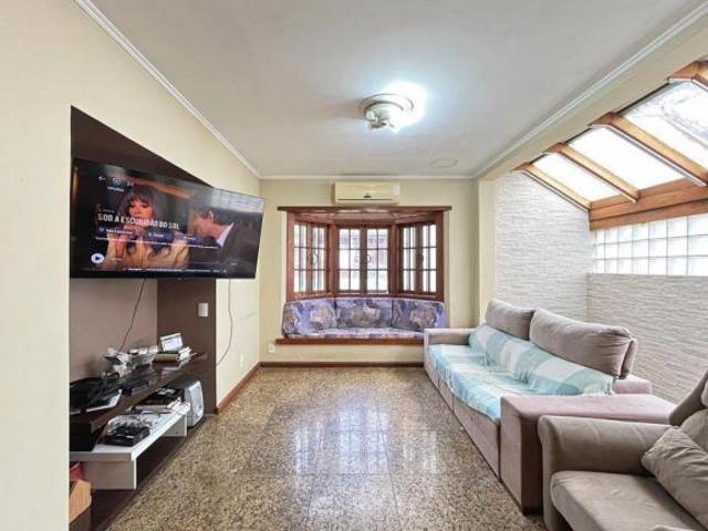 Casa ampla com piscina, adega, quiosque com churrasqueira e casa nos fundos edícula