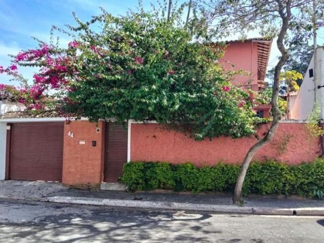 Casa ampla com piscina e churrasqueira — com 270m² de terreno e 220m² de área construída