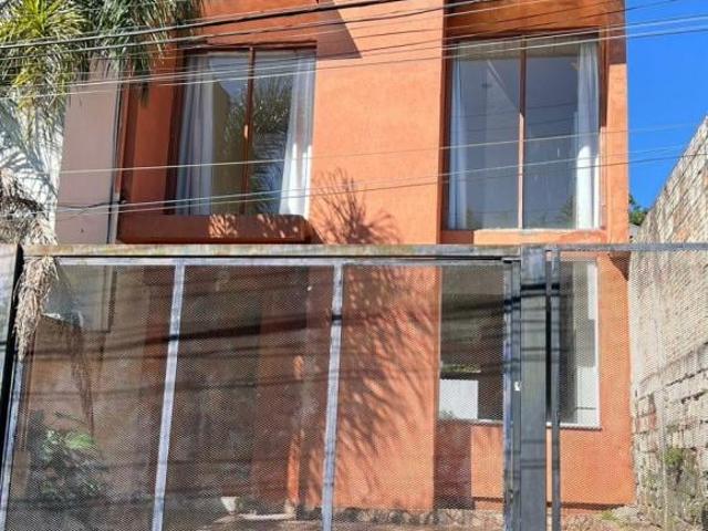 Casa ampla com piscina em condomínio