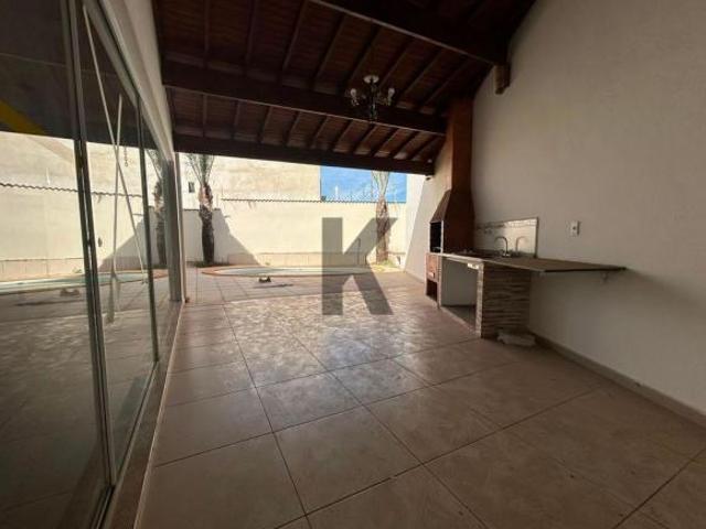 Casa Ampla, com piscina, garagem para 04 carros Suite com closet e Banheira