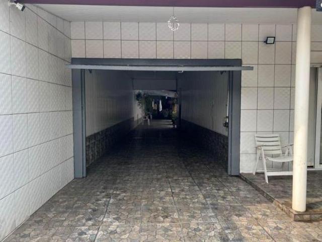 Casa ampla com piscina, 2 quartos, sendo 1 deles suite. Sala, cozinha e