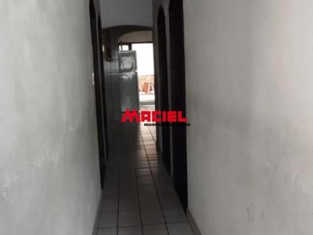 CASA AMPLA COM QUINTAL BEM AREJADA, PRÓXIMO A MERCADO, FARMÁCIA, PADARIA E IGREJA