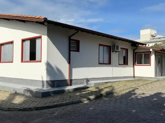 Casa ampla com quintal para Alugar no Centro Histórico de São José/SC