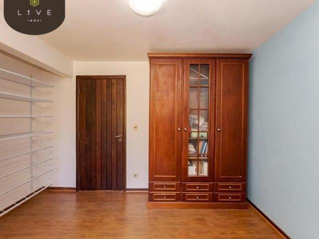Casa ampla de esquina com 04 quartos, sendo 01 suíte, ensolarada, com jardim, lareira e espaço gourm