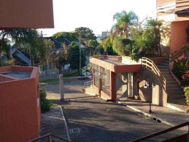 Casa ampla de três dormitórios em Condomínio com Infraestrutura completa