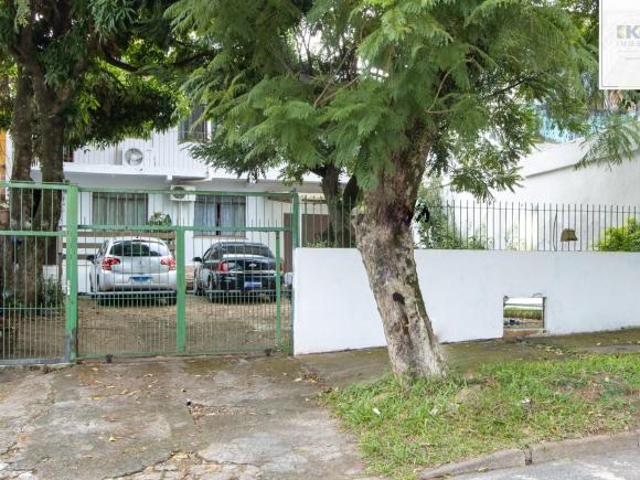 Casa ampla de 2 pavimentos com 4 dormitórios, 1 suite e 4 vagas no bairro Santa