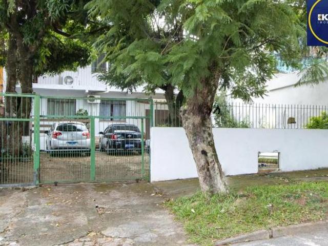 Casa ampla de 2 pavimentos com 4 dormitórios, 1 suite e 4 vagas no bairro Santa