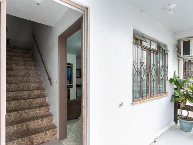 Casa ampla de 2 pavimentos com 4 dormitórios, 1 suite e 4 vagas no bairro Santa