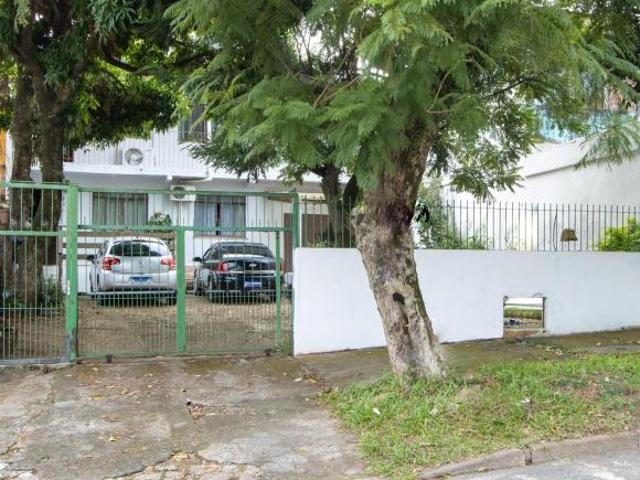 Casa ampla de 2 pavimentos com 4 dormitórios, 1 suite e 4 vagas no bairro Santa Tereza!