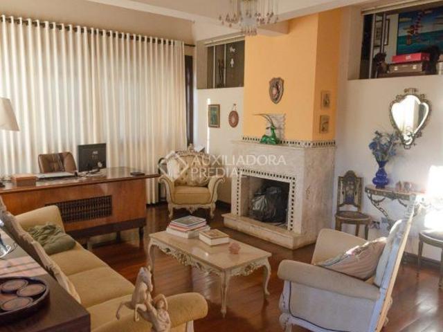 Casa ampla de 323 m² na parte tranquila da orla da Av. Guaíba