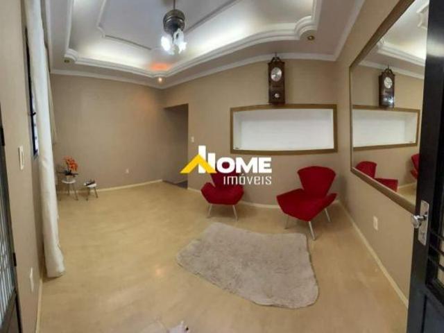 Casa Ampla de 3 Pavimentos com 390m², Vista Definitiva, Suíte com Hidro e 4 Vagas no Barreiro Morro