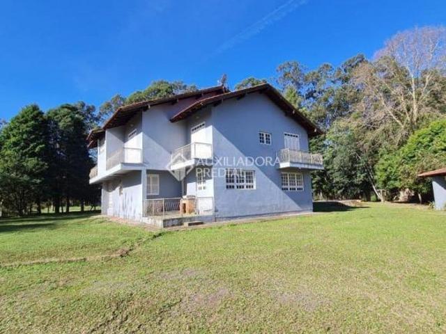 Casa ampla e completa em terreno de esquina com 3.250 m²