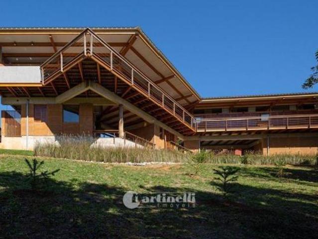 Casa ampla e confortável situado em Condomínio Fechado