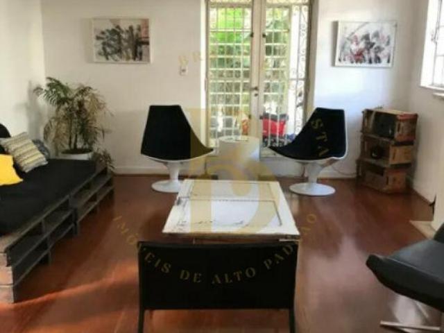 Casa ampla e charmosa á venda com 6 dormitórios e 4 vagas na Vila Madalena