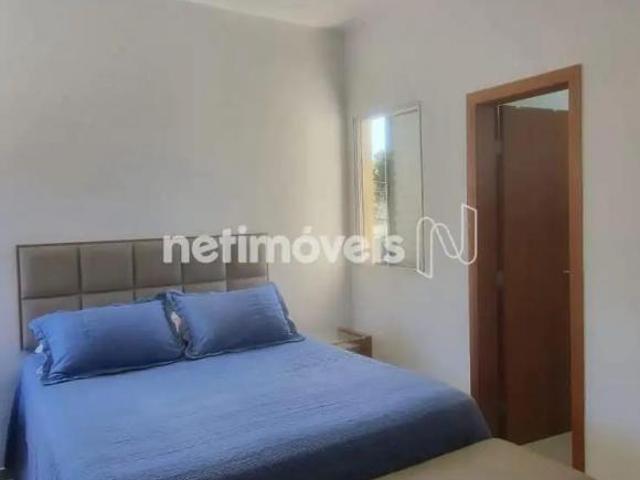 Casa ampla e bem iluminada, com 3 quartos e 2 pavimentos