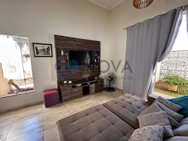 CASA AMPLA E ELEGANTE EM CONDOMÍNIO FECHADO ? CONFORTO, SEGURANÇA E QUALIDADE DE VIDA!