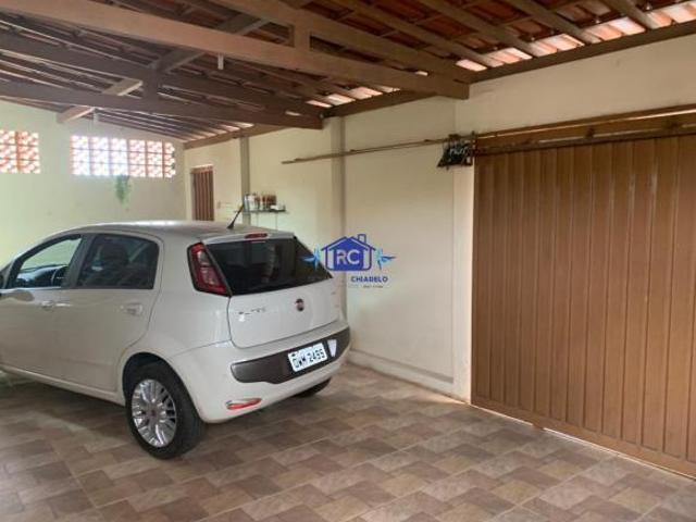 Casa ampla e independente com 3 quartos, sendo uma suíte, 2 salas, 3 banheiros, cozinha, área de ser