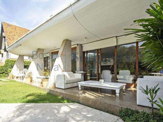 Casa Ampla e Iluminada com 4 Suítes /Oportunidade Única – 762m² construídos em terreno de 1.156m²