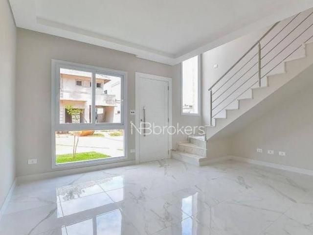 CASA AMPLA E ILUMINADA COM 3 QUARTOS E SUPER JARDIM!