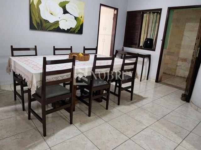 Casa Ampla e Linear com 3 Quartos, Jardim Frontal e Espaço Externo Versátil