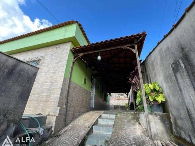 Casa Ampla e Segura com Grande Área Externa e Horta – 3 Quartos e Vagas para 4 Carros!